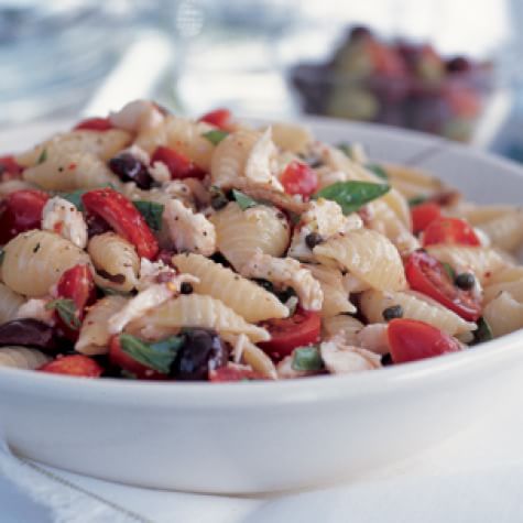 Pasta Shells with Mozzarella, Tomatoes and Basil (Conchiglie alla ...